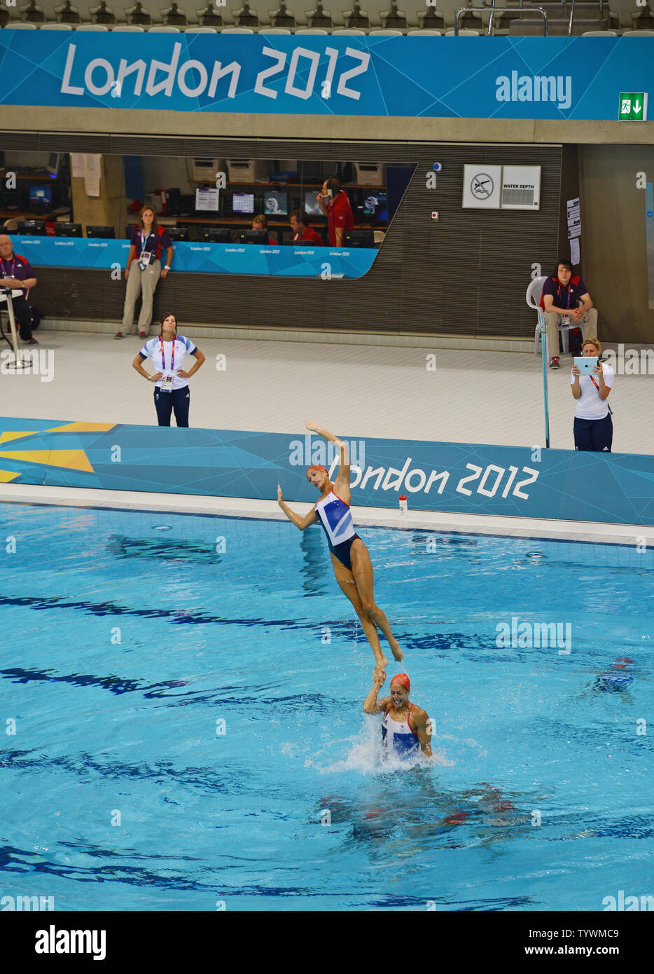 Synchronized swimming and olympics 2012 hi-res stock photography and ...