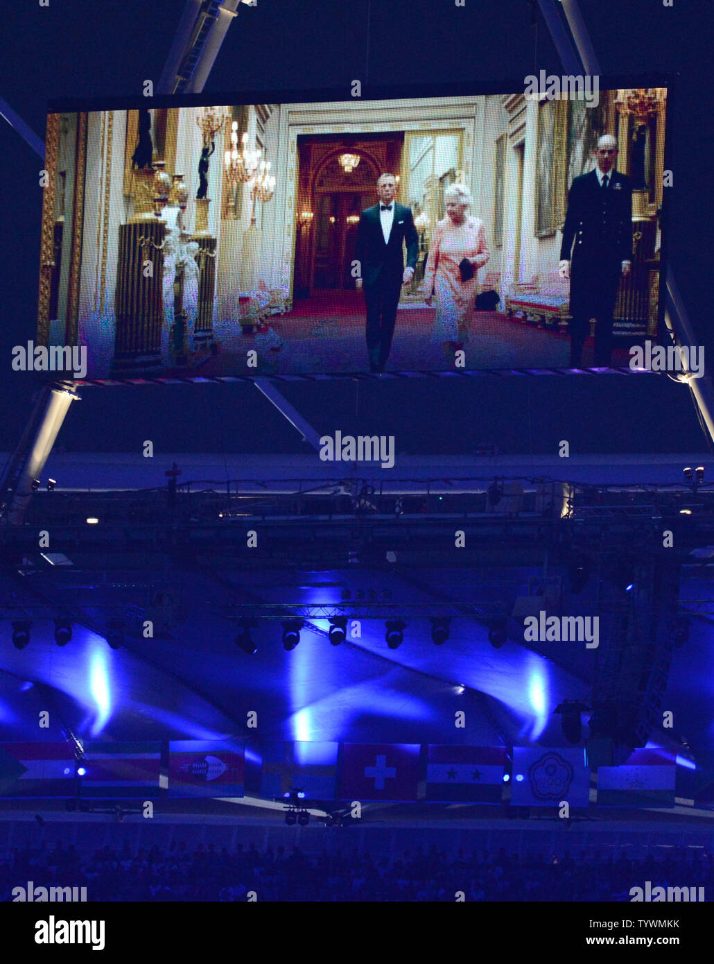 Queen james bond london 2012 hi-res stock photography and images - Alamy