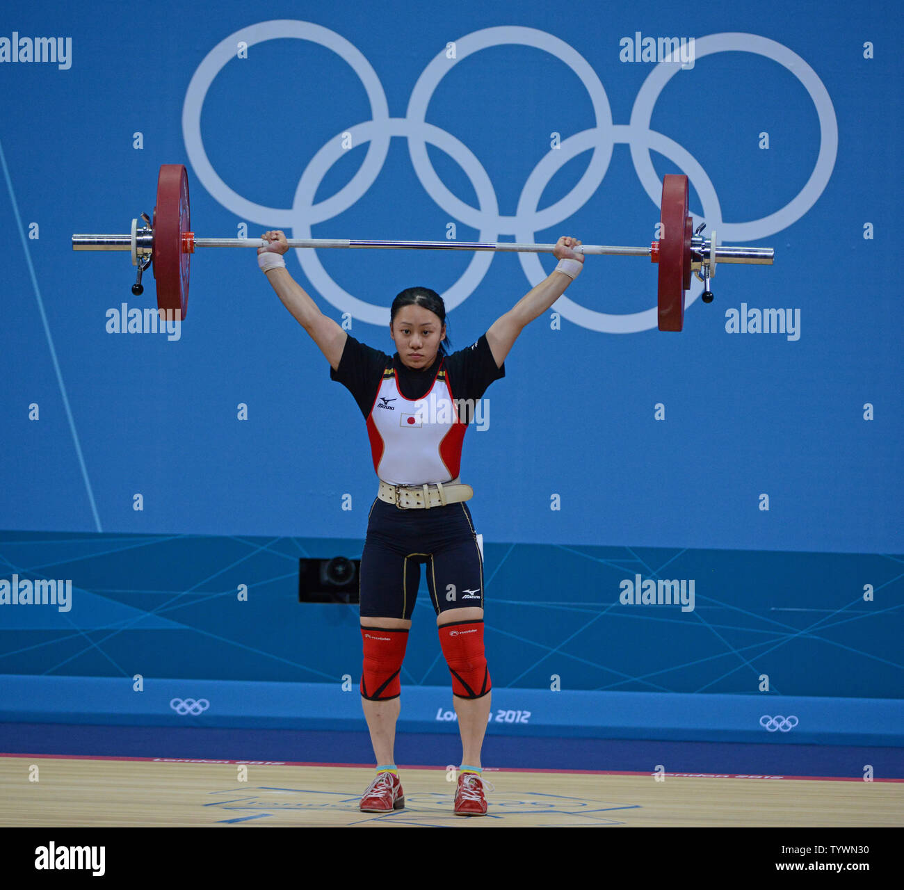 Honami Mizuochi of Japan lifts in Women's 48KG weightlifting at the ...
