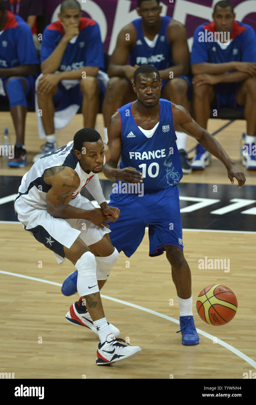 Olympics basketball loose ball hi-res stock photography and images - Alamy