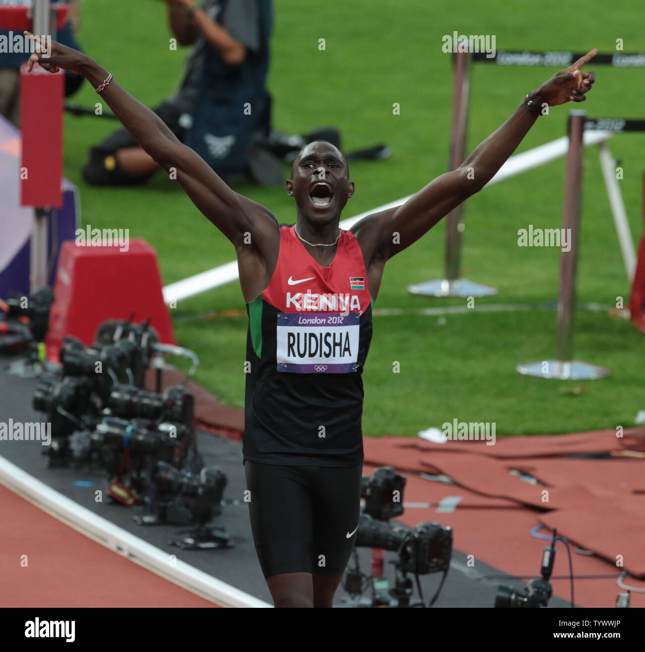 Kenya's David Lekuta Rudisha celebrates winning the 800 metres final in ...