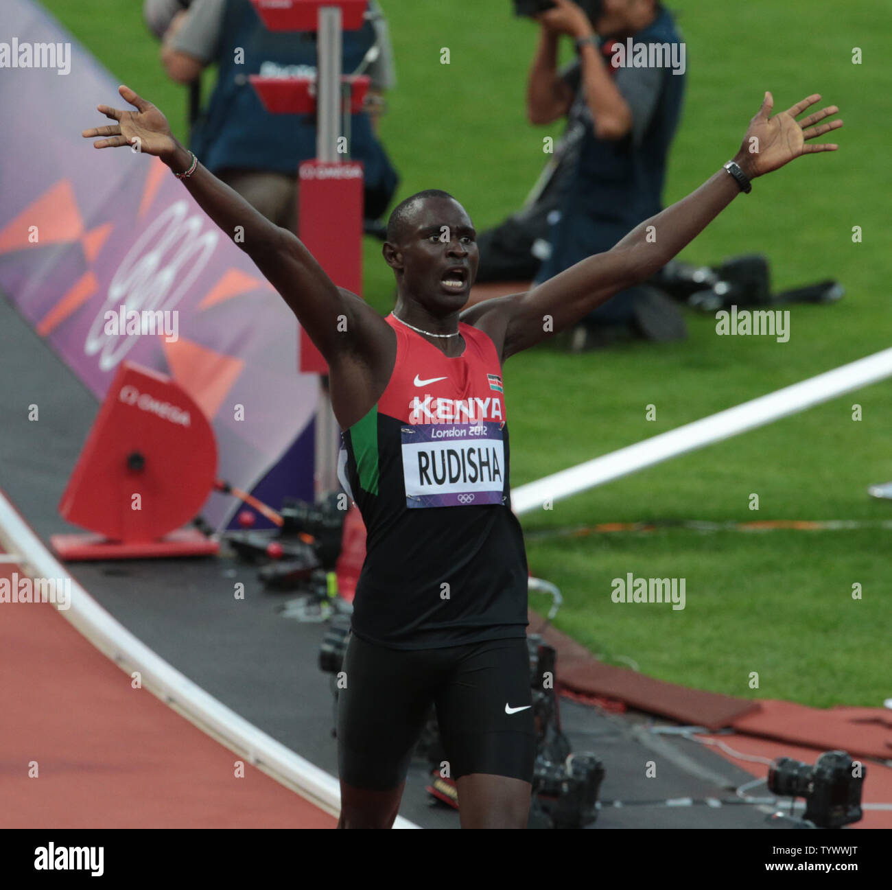 Kenya's David Lekuta Rudisha celebrates winning the 800 metres final in ...