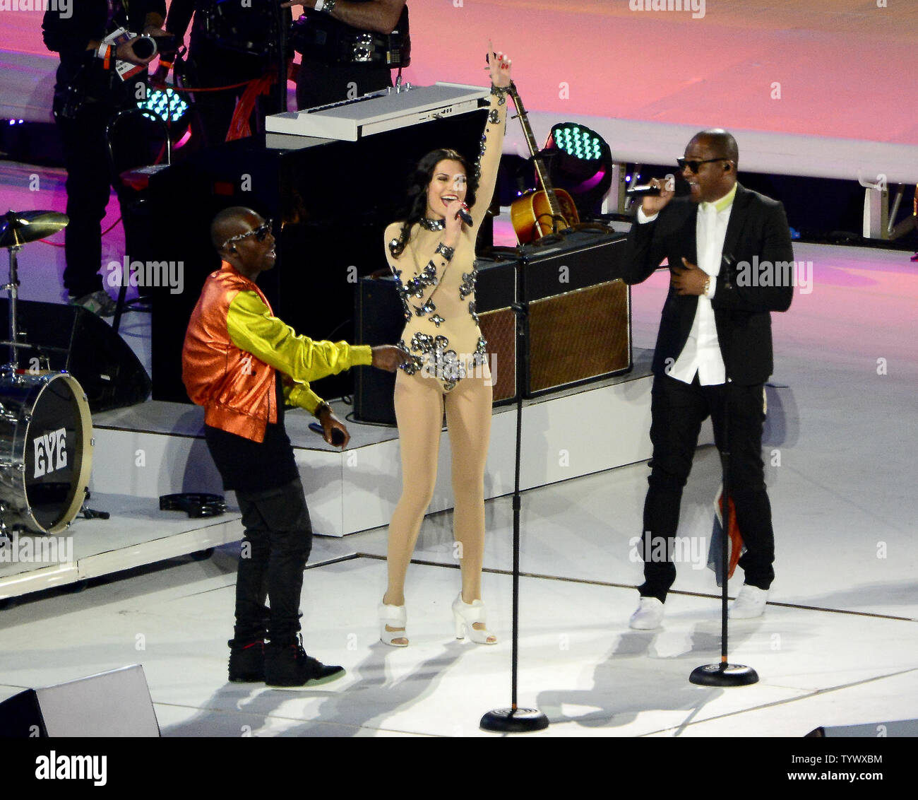 Jesse j perform hi-res stock photography and images - Alamy