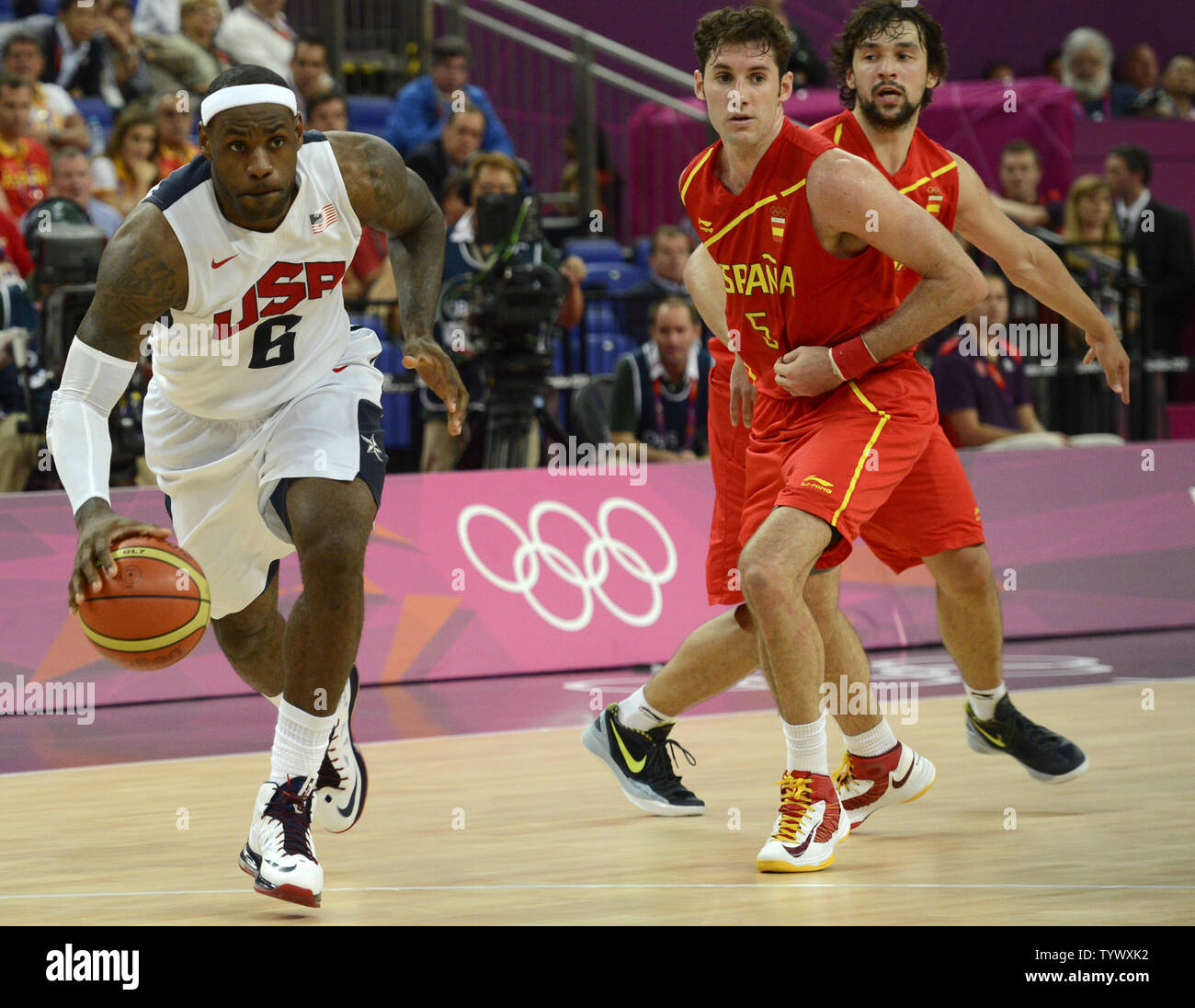 Lebron james gold ball hi-res stock photography and images - Alamy