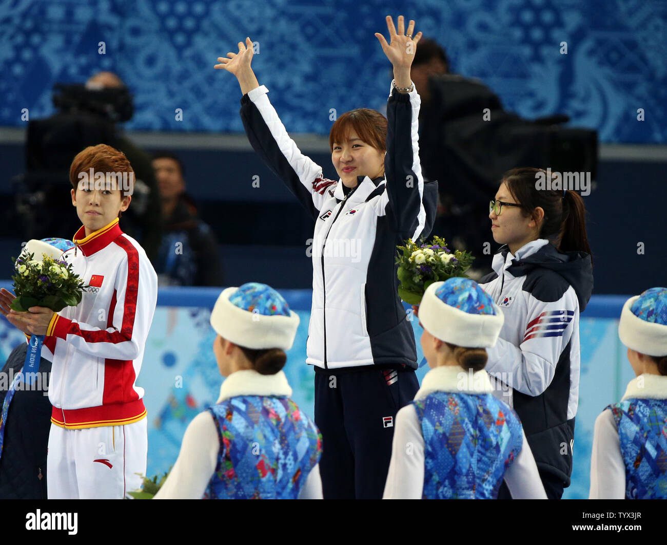 Korea's Seung-Hi Park celebrates her gold medal as China's Kexin Fan (L ...
