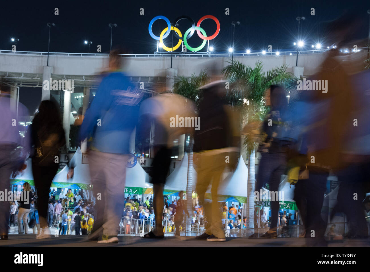 Spectators crowd into the Rio Olympics Stadium for the opening ceremony ...