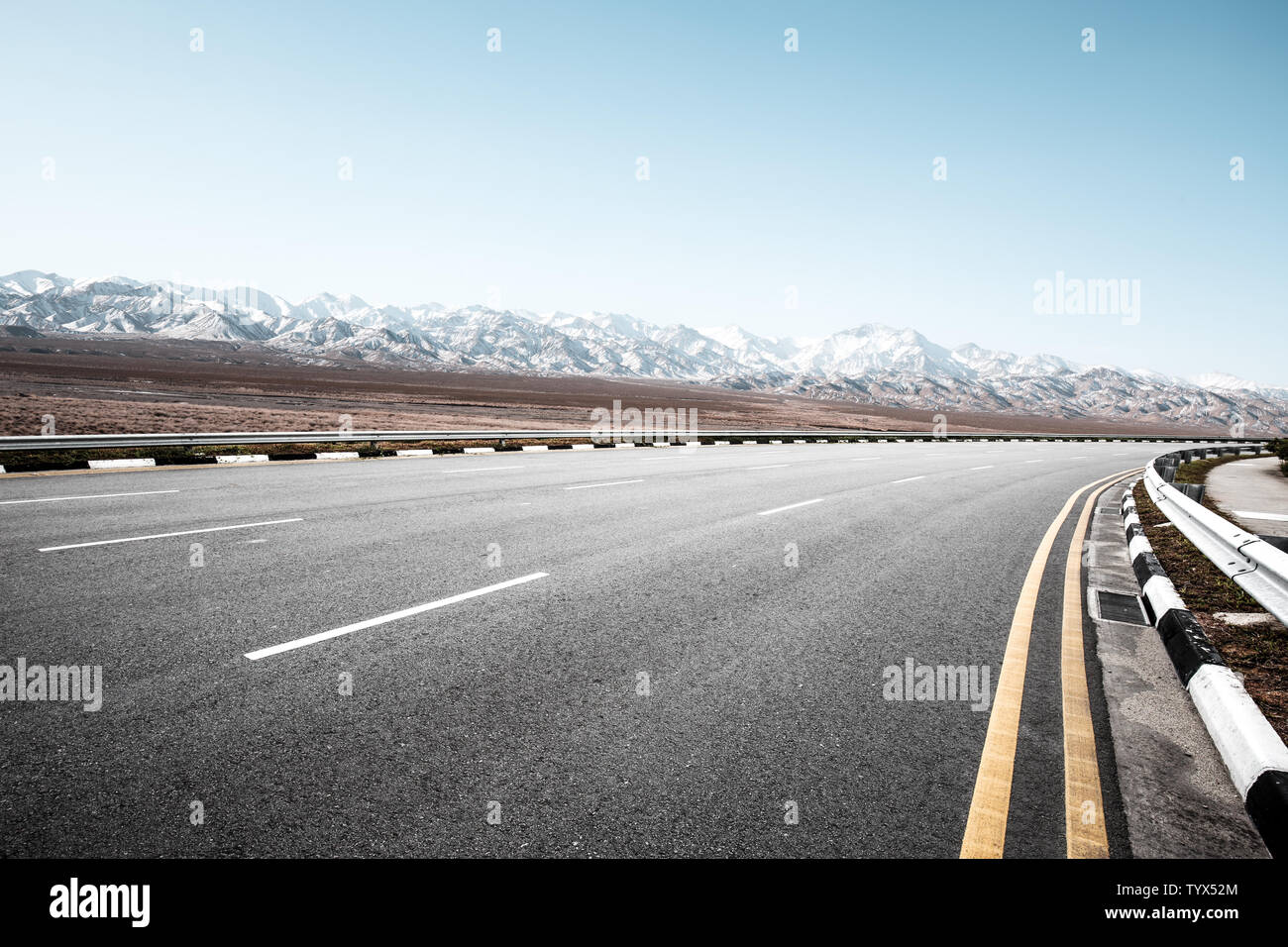 Road landscapes hi-res stock photography and images - Alamy