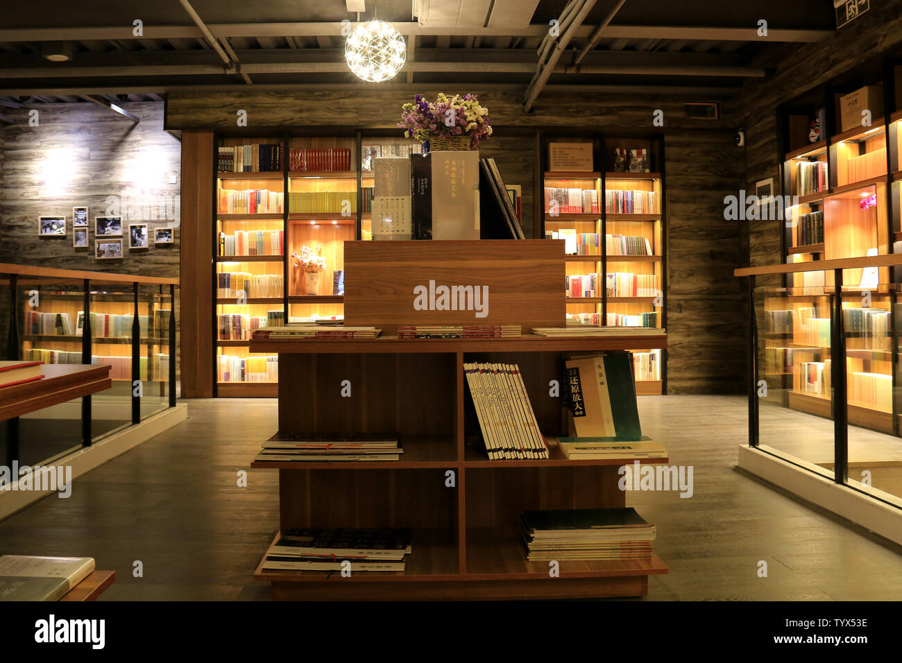 Modern bookstore hi-res stock photography and images - Alamy