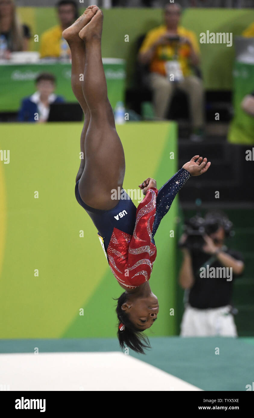 2016 gymnastics floor routine biles hi-res stock photography and images ...