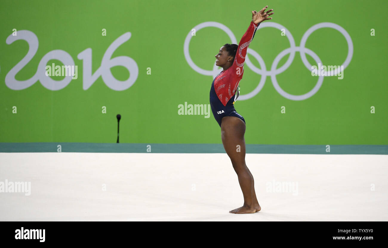 2016 gymnastics floor routine biles hi-res stock photography and images ...