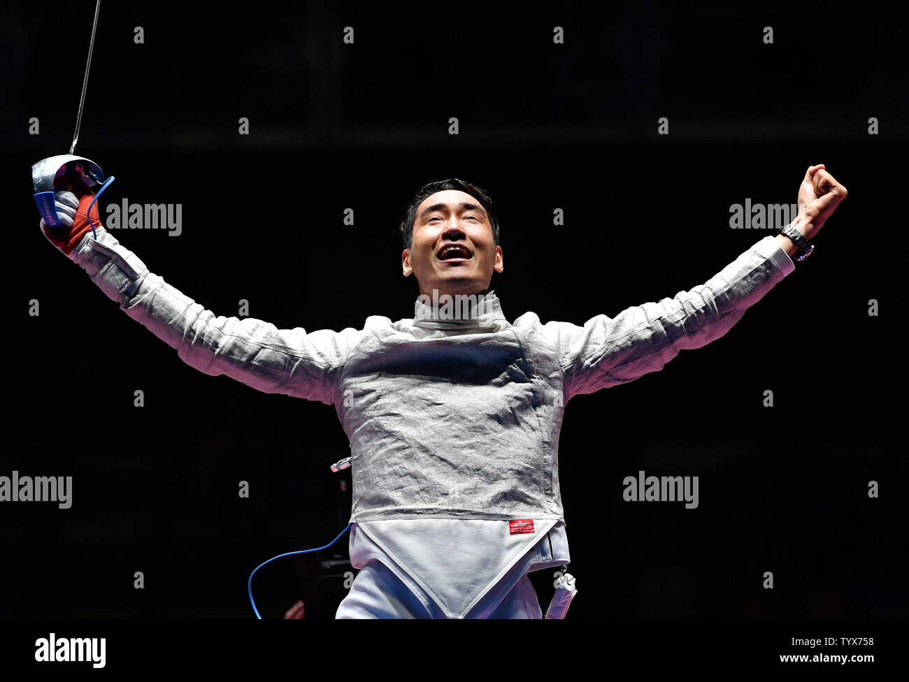 South Korean Kim Jung-Hwan celebrates after defeating Iranian Mojtaba ...