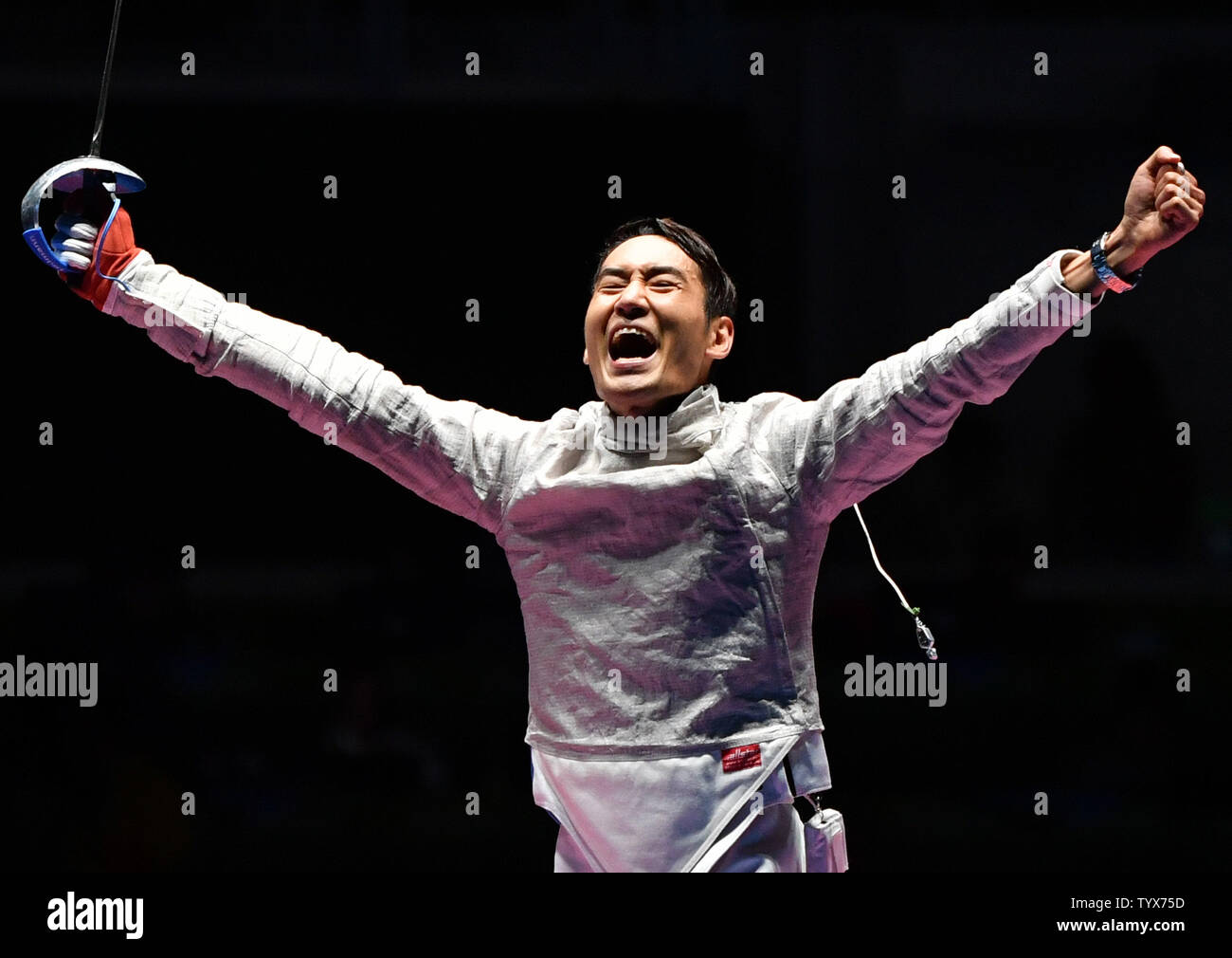 South Korean Kim Jung-Hwan celebrates after defeating Iranian Mojtaba ...