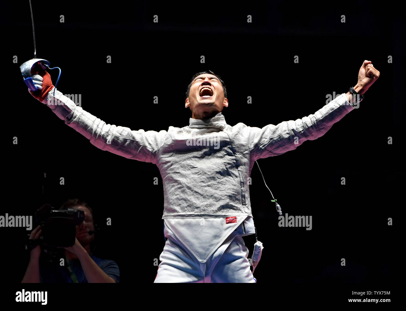South Korean Kim Jung-Hwan celebrates after defeating Iranian Mojtaba ...