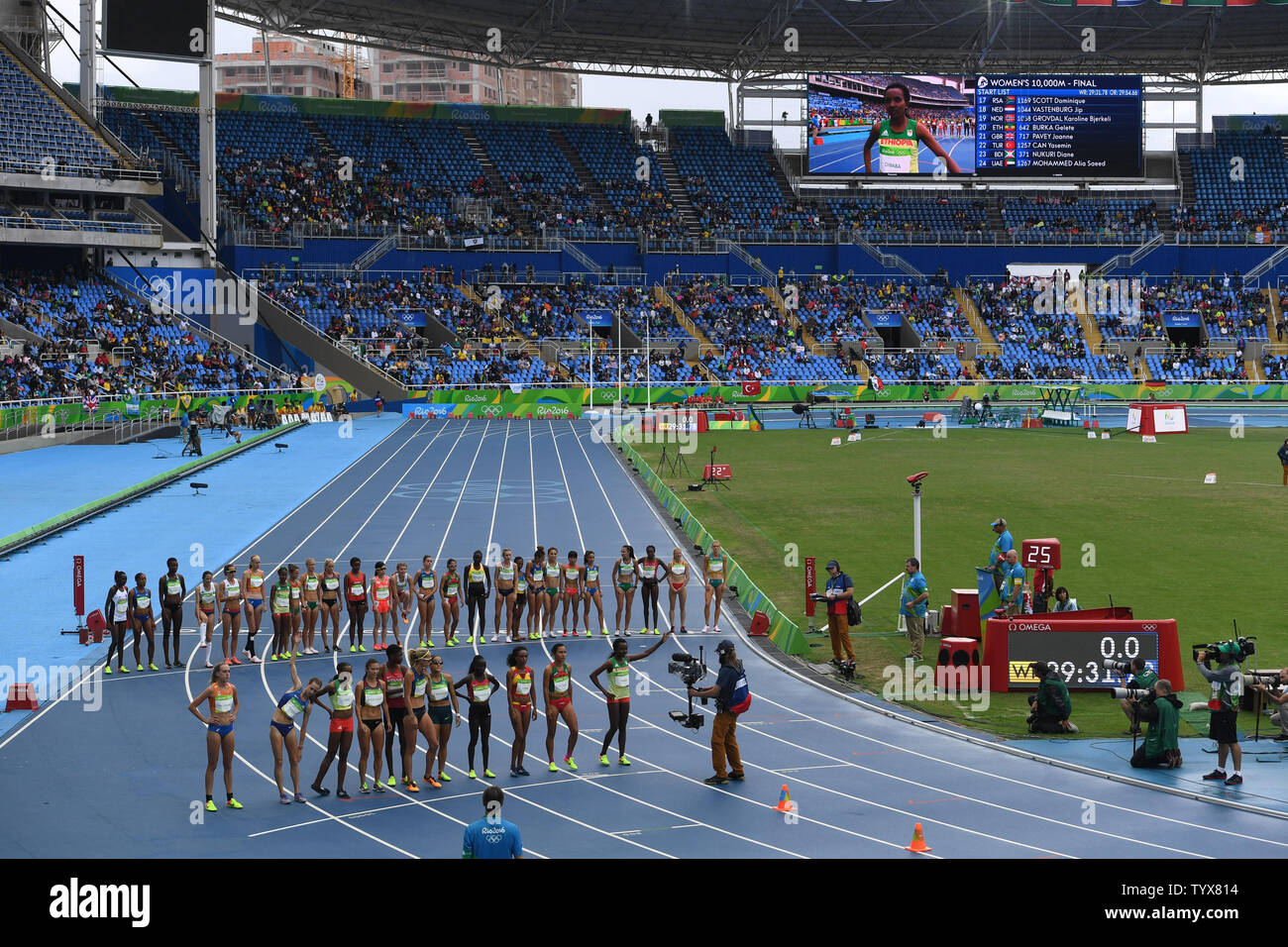 Women are introduced before starting in the 10,000 meter in the Olympic ...