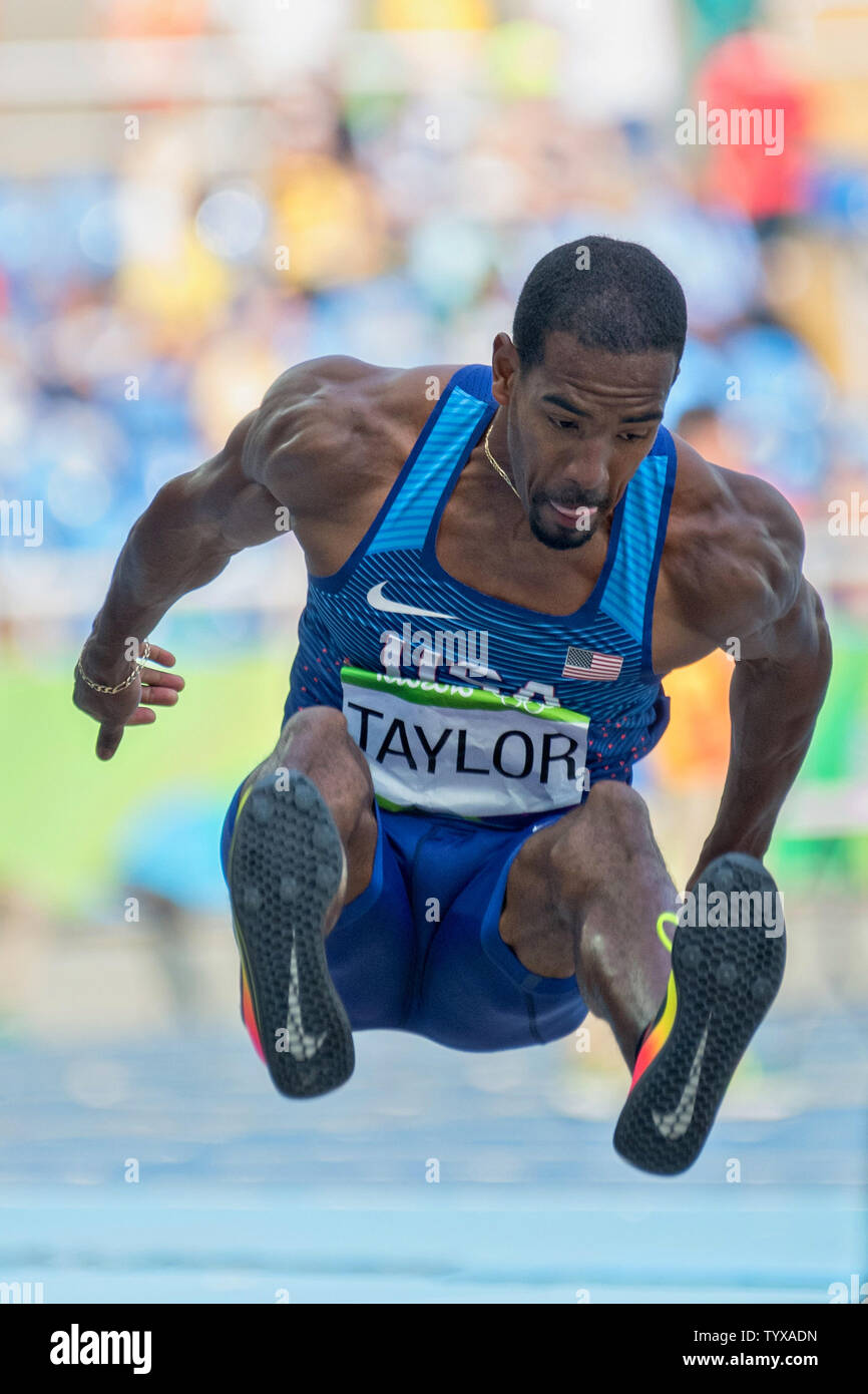 Mens triple jump hi-res stock photography and images - Alamy