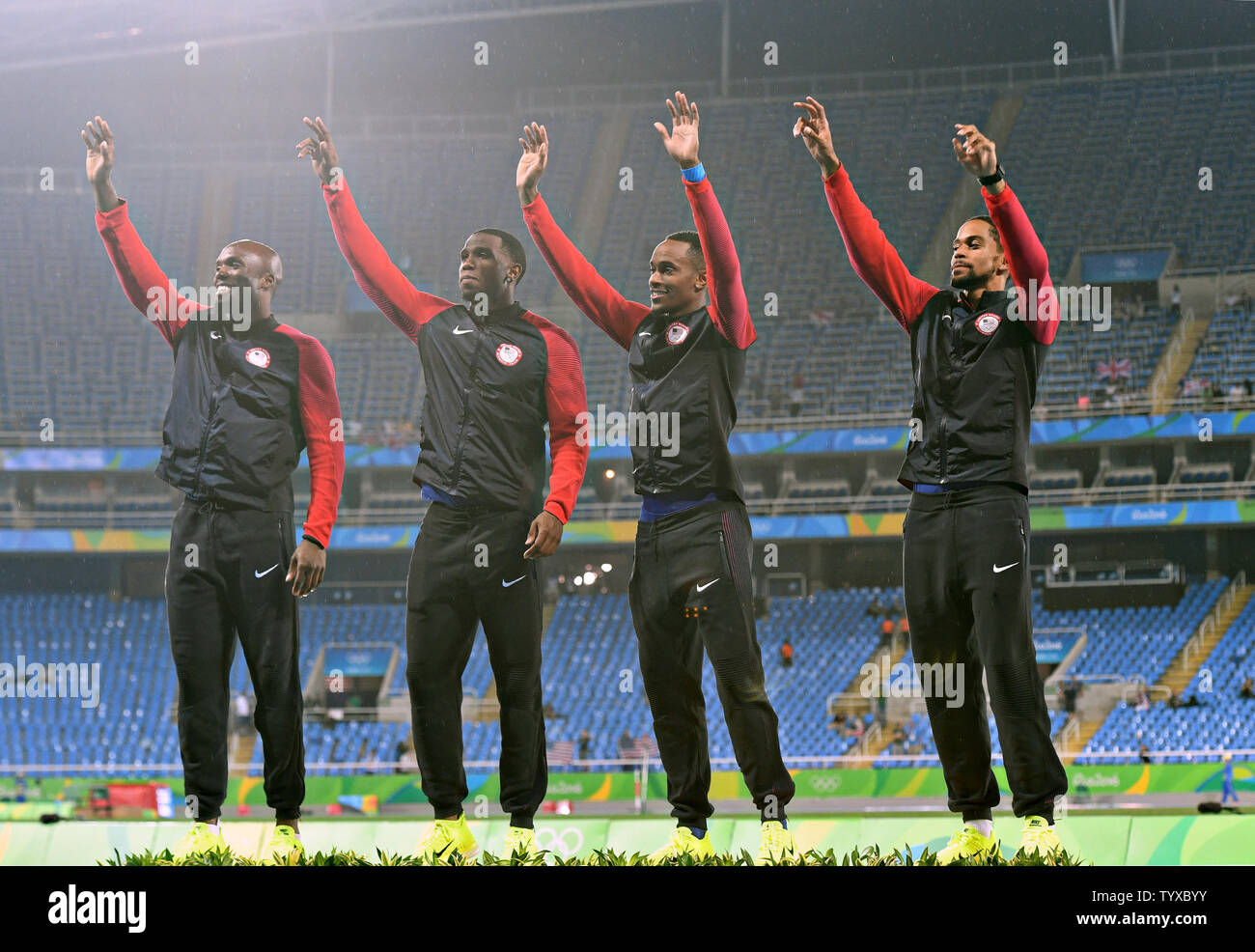 Mens 400 meter relay hi-res stock photography and images - Alamy