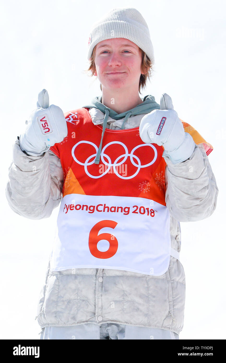 Gives gold medal podium hi-res stock photography and images - Alamy