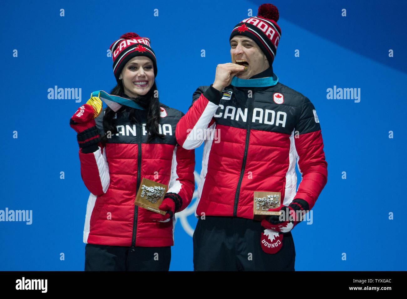 Tessa virtue scott moir pose hi-res stock photography and images - Alamy