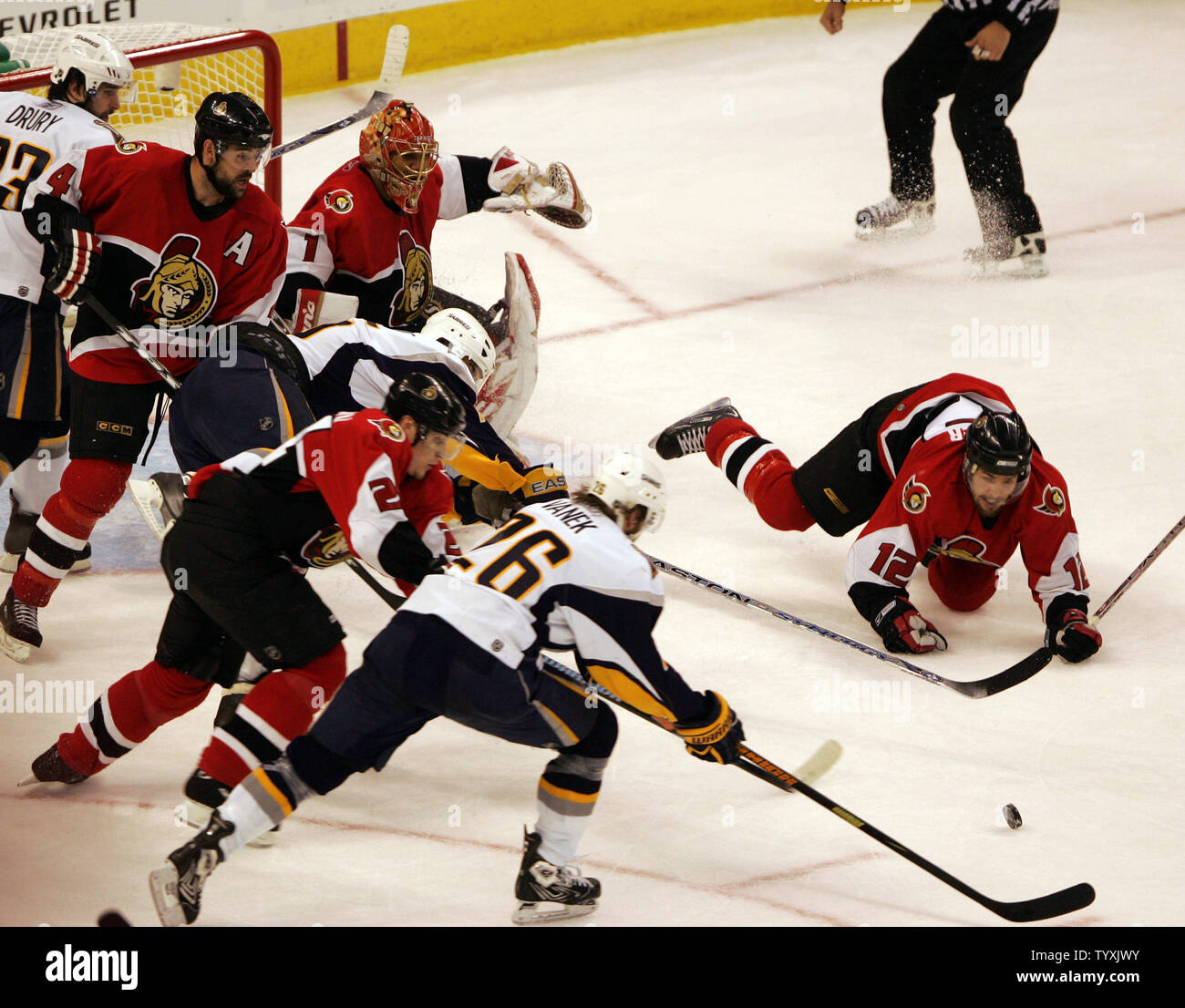 Ottawa Senators goaltender Ray Emery (1), defenseman Anton Volchenkov ...