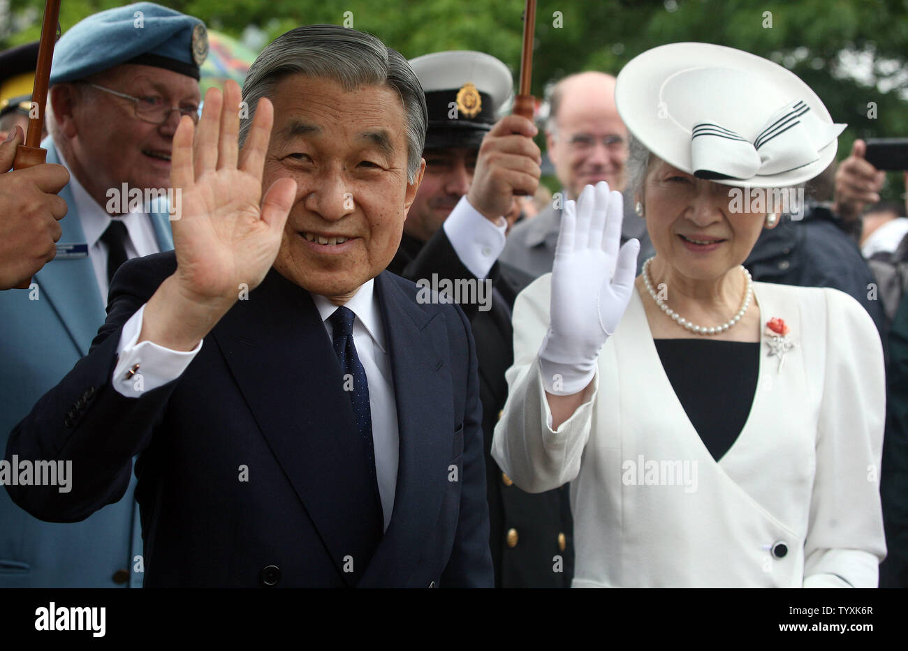 Emperor Akihito of Japan signs the visitors' book for Colonel John ...