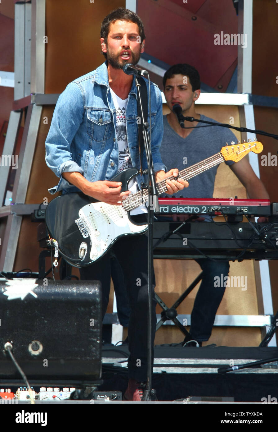 Canada day celebrations on parliament hill hi-res stock photography and ...