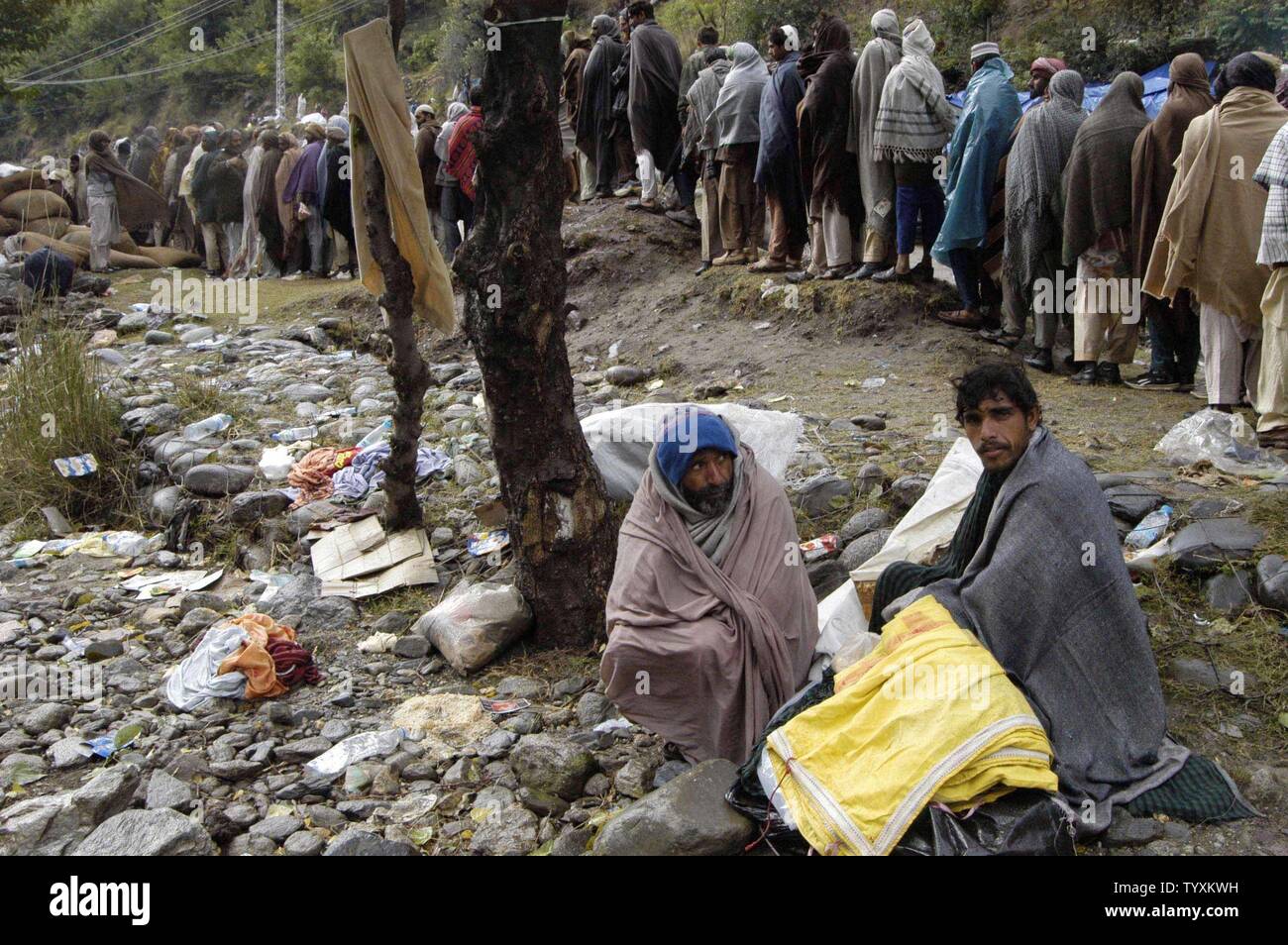 Pakistani earthquake survivors line up for relief aid in Balakot ...