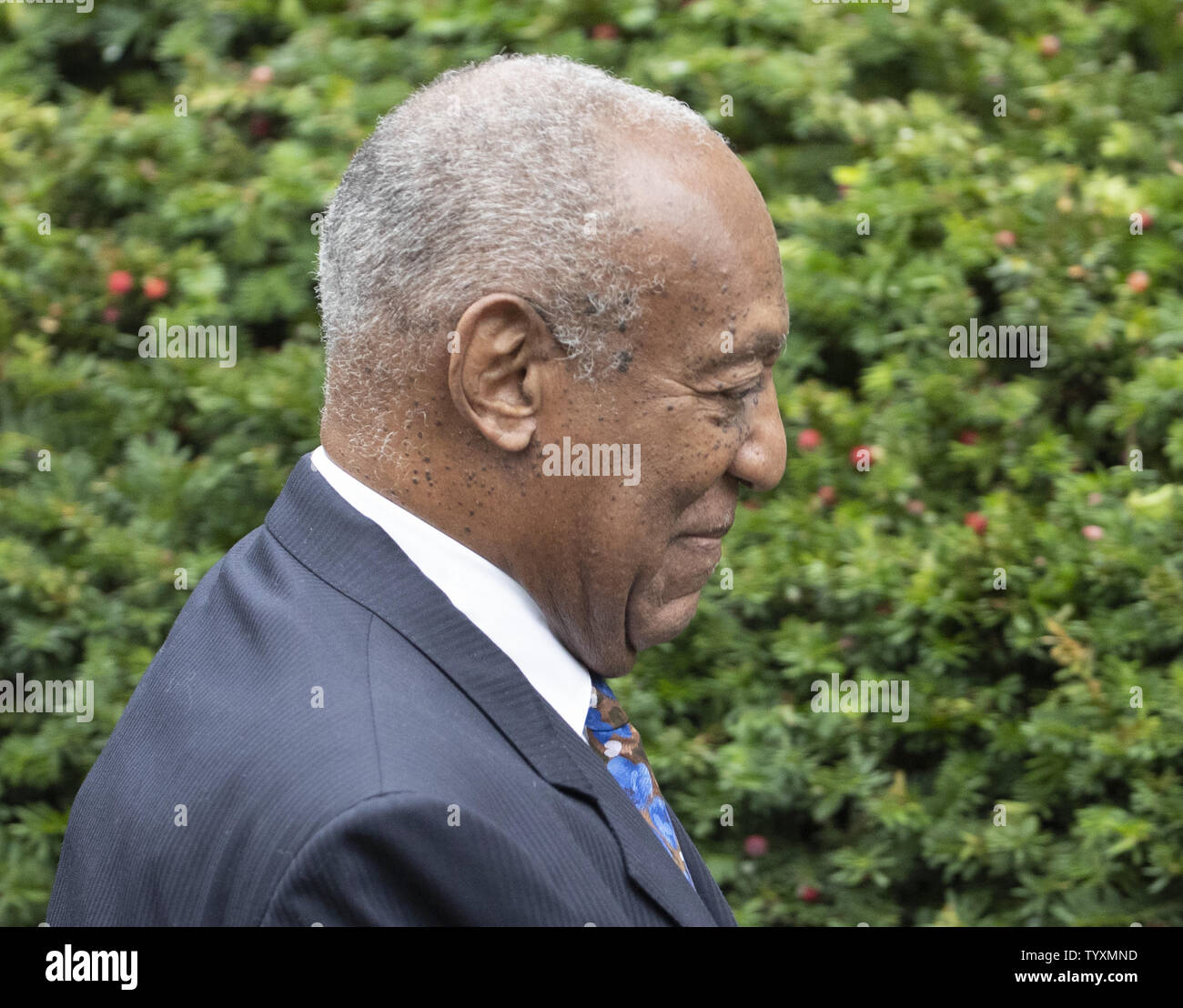 Bill Cosby enters Montgomery County Courthouse for a sentencing hearing ...