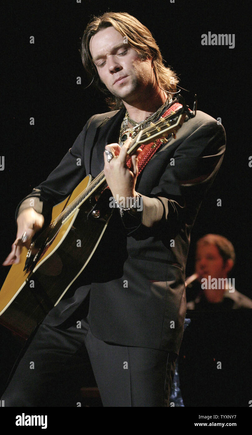 Singer and songwriter Rufus Wainwright performs at the Casino de Paris ...