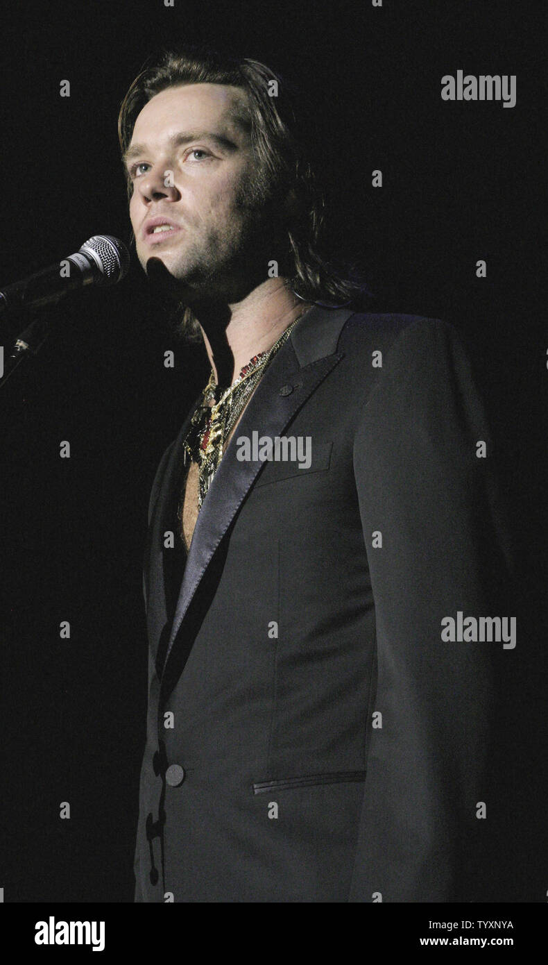 Singer and songwriter Rufus Wainwright performs at the Casino de Paris ...