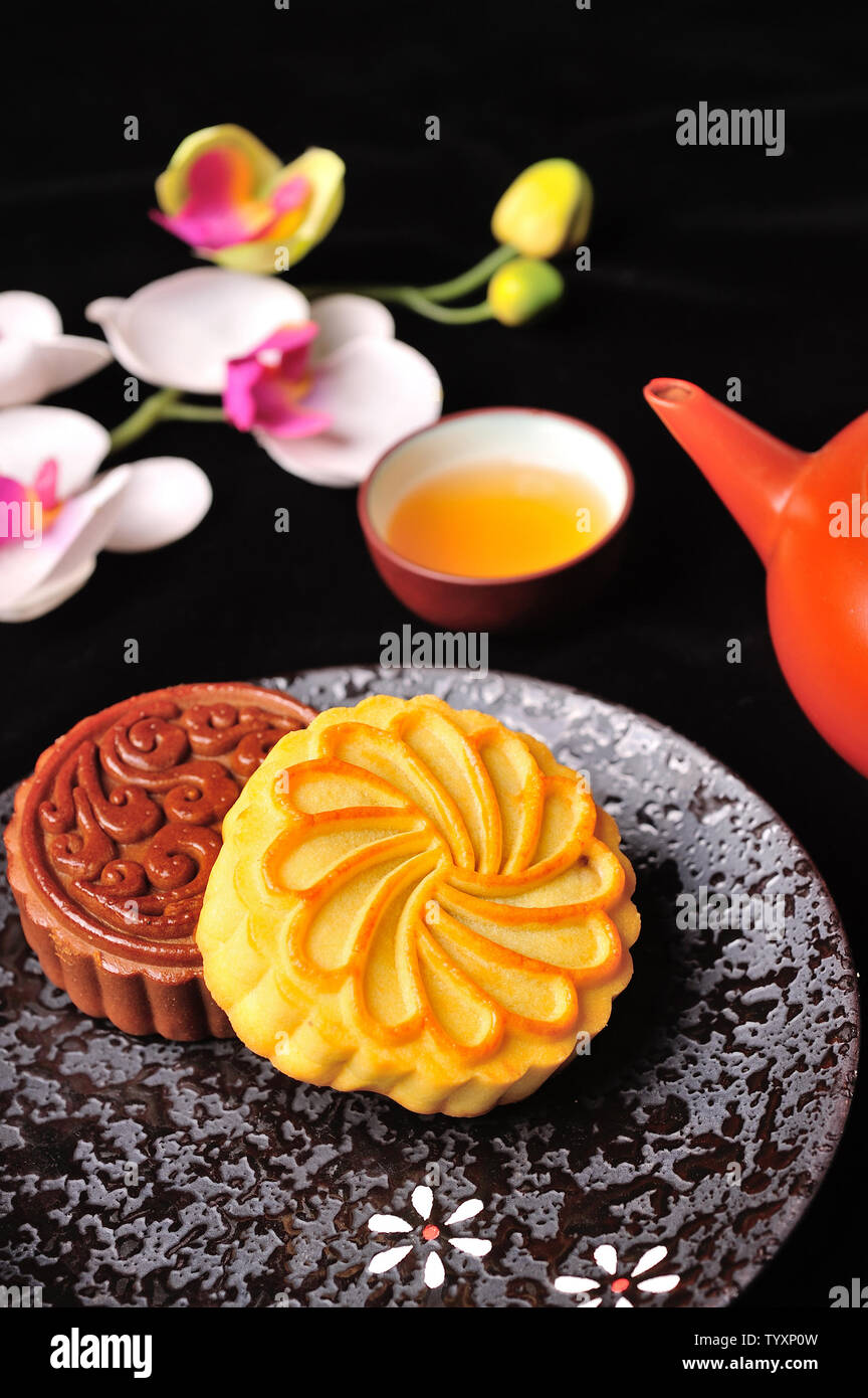 Moon cakes on the Mid-Autumn Festival Stock Photo - Alamy