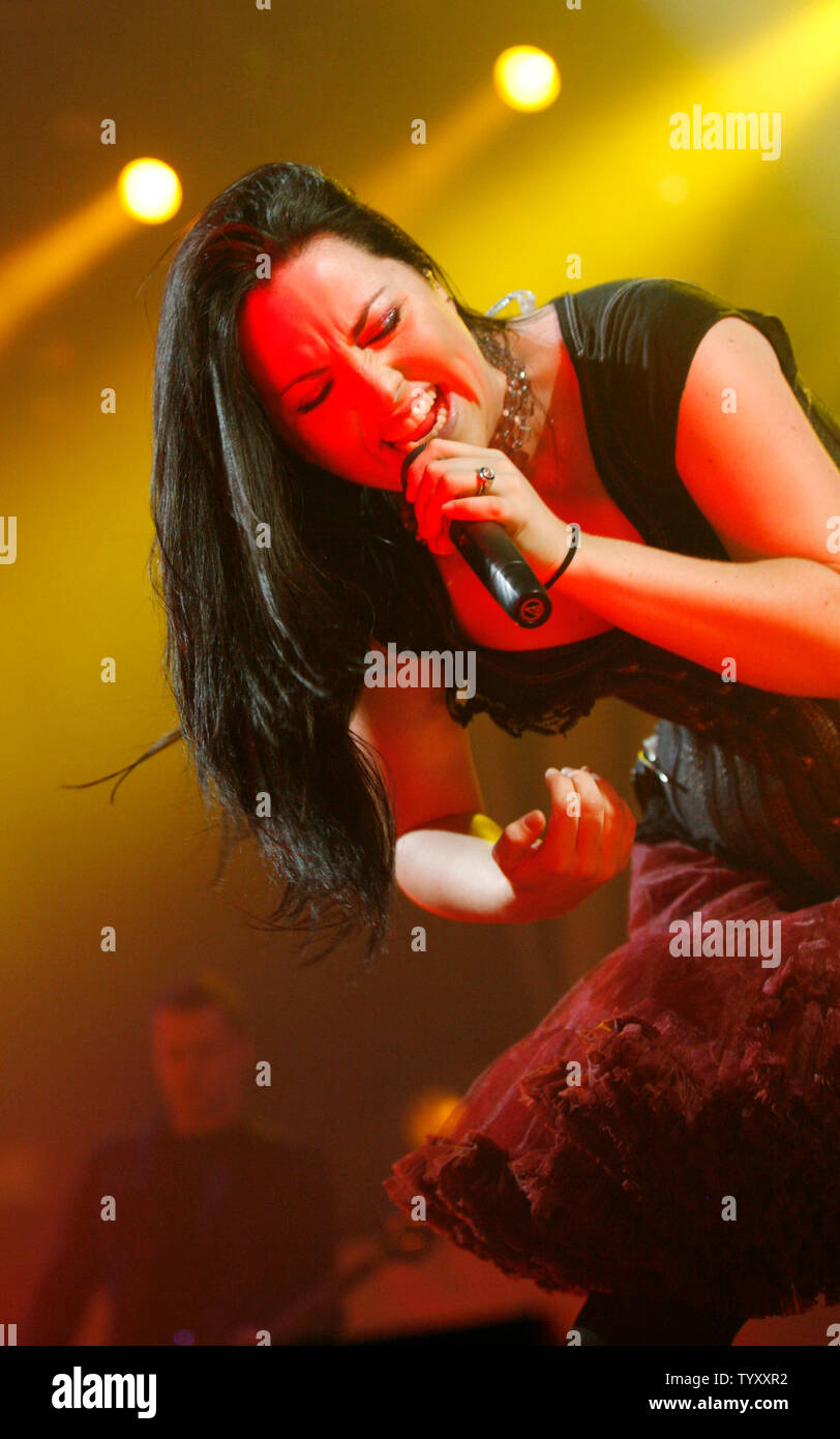 Evanescence lead singer amy lee hi-res stock photography and images - Alamy