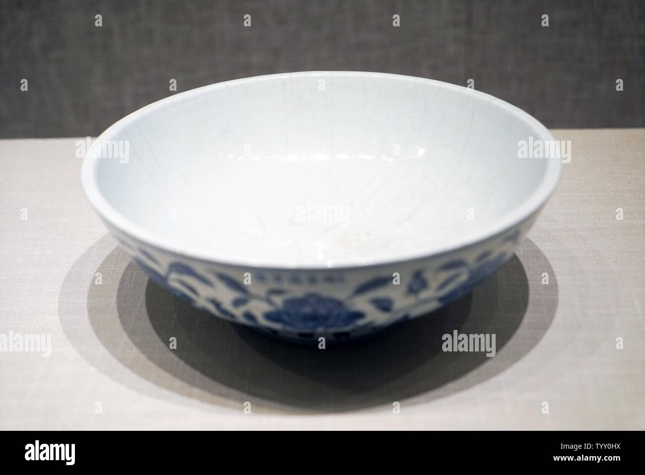 Ming porcelain pottery hi-res stock photography and images - Alamy
