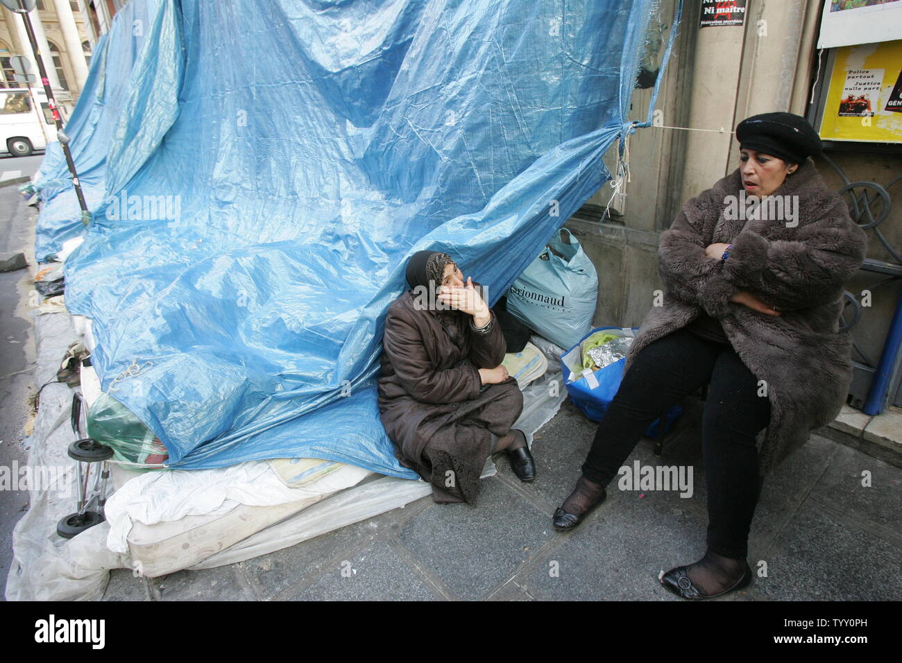 Homeless women in paris hi-res stock photography and images - Alamy