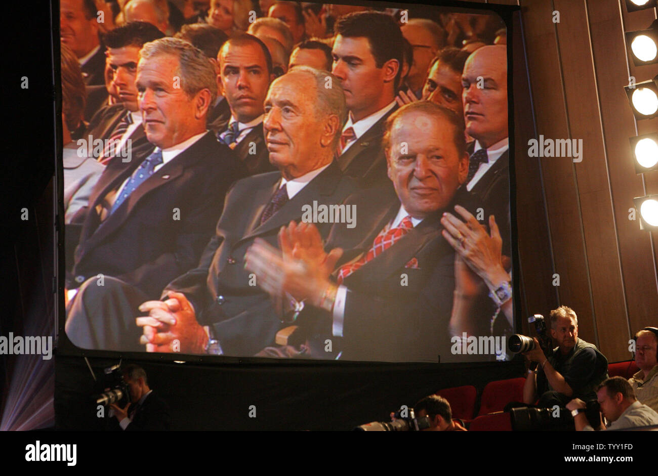 U.S. President George W. Bush (L) and Israeli President Shimon Peres (C ...