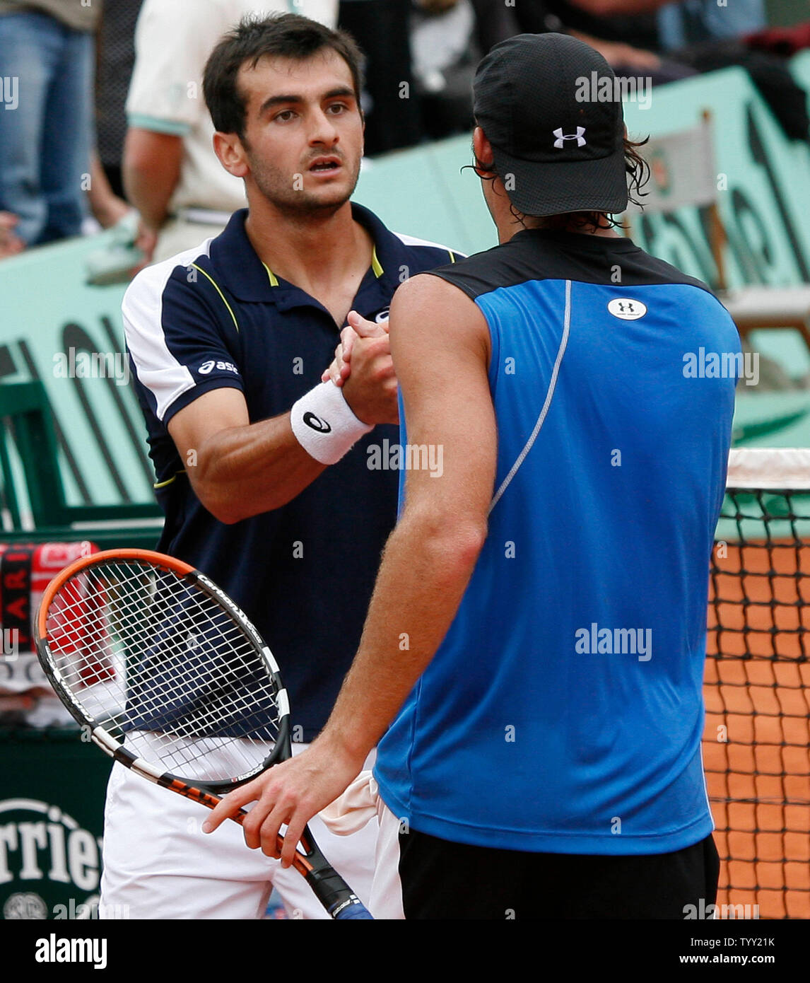 American Robby Ginepri (R) shakes hands with Frenchman Florent Serra ...