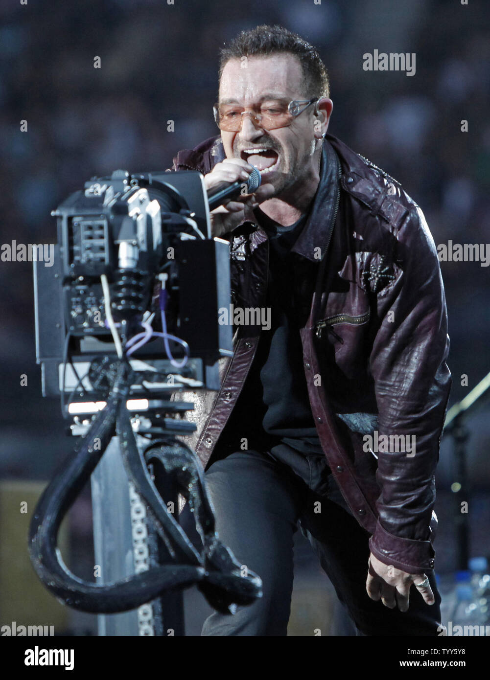 Photo of bono performing hi-res stock photography and images - Alamy