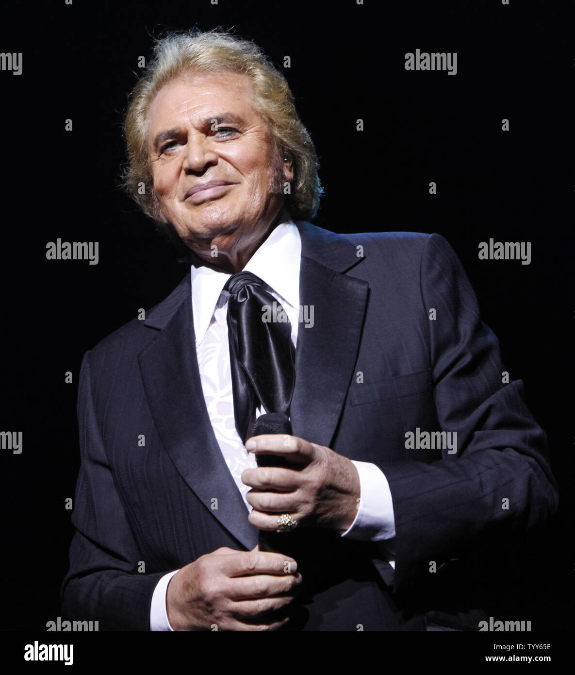 Singer Engelbert Humperdinck performs in concert at the Grand Rex ...