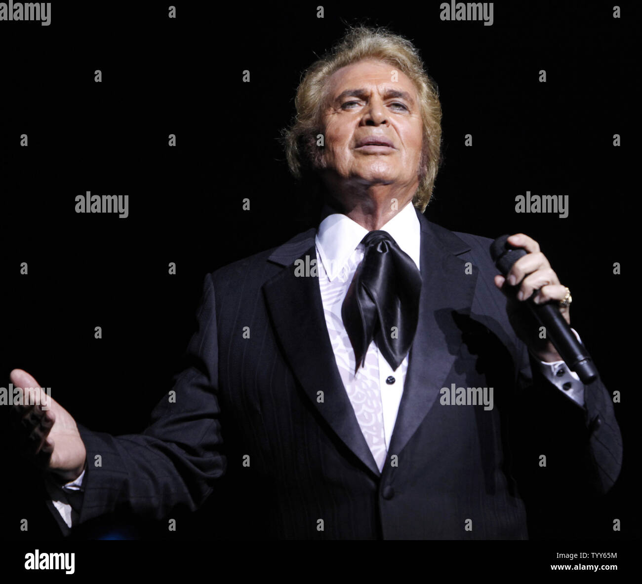 Singer Engelbert Humperdinck performs in concert at the Grand Rex ...