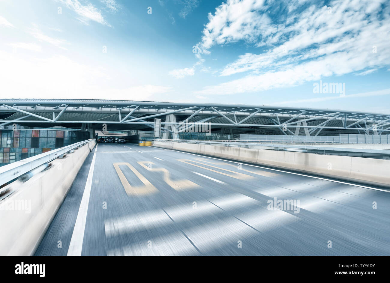 Fast airport and expressway guide hi-res stock photography and images ...