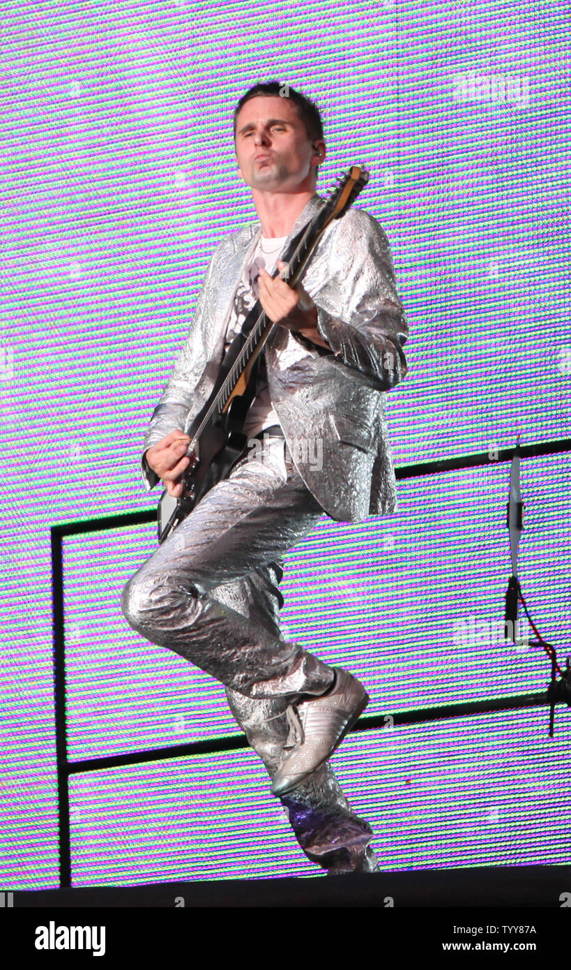 Muse lead singer matthew bellamy hi-res stock photography and images ...