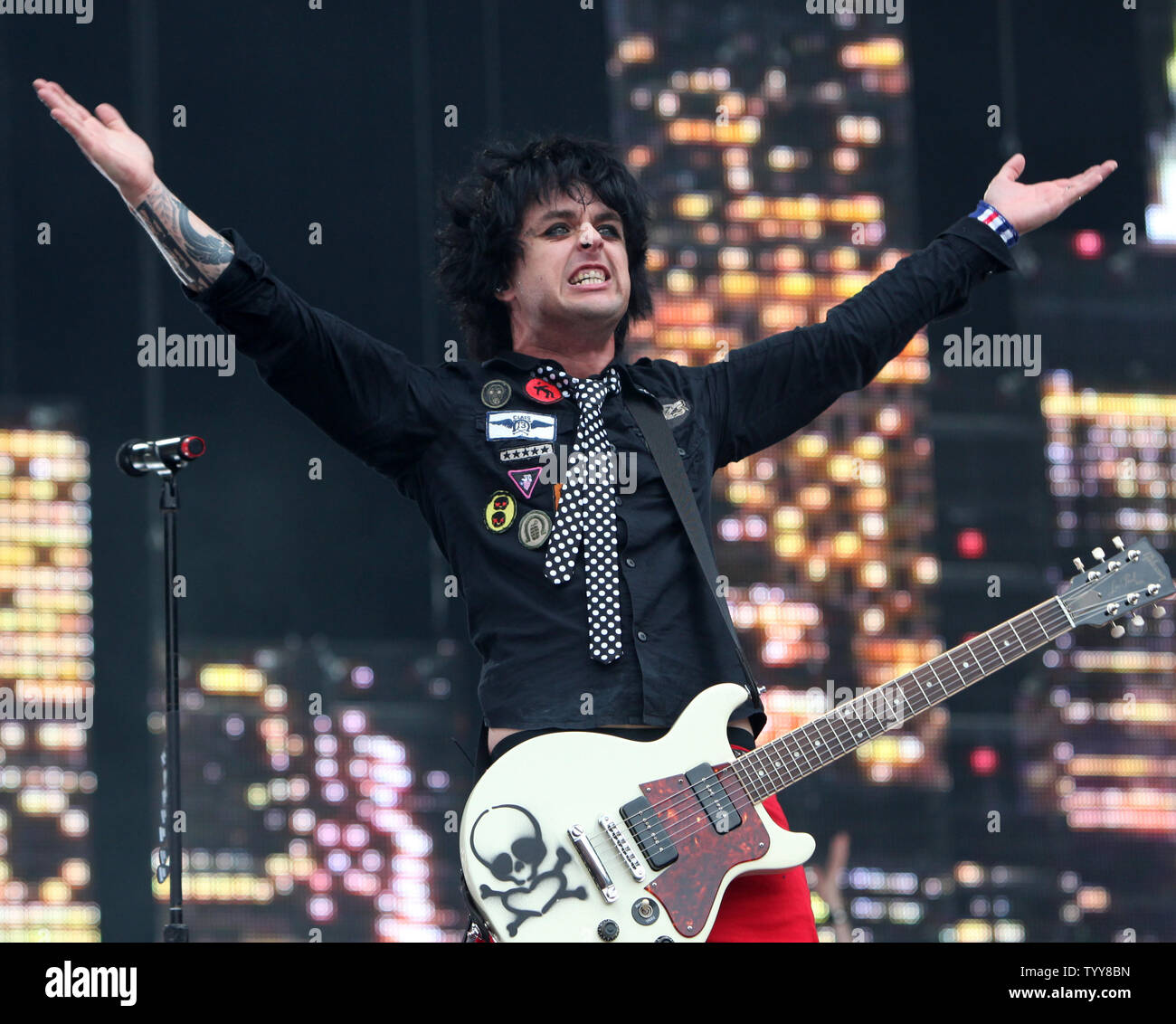 Green day lead vocalist hi-res stock photography and images - Alamy