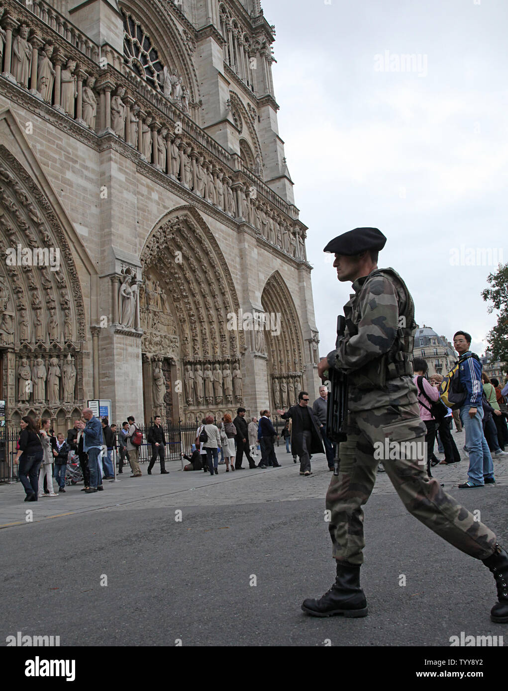 Security army police patrols paris hi-res stock photography and images ...