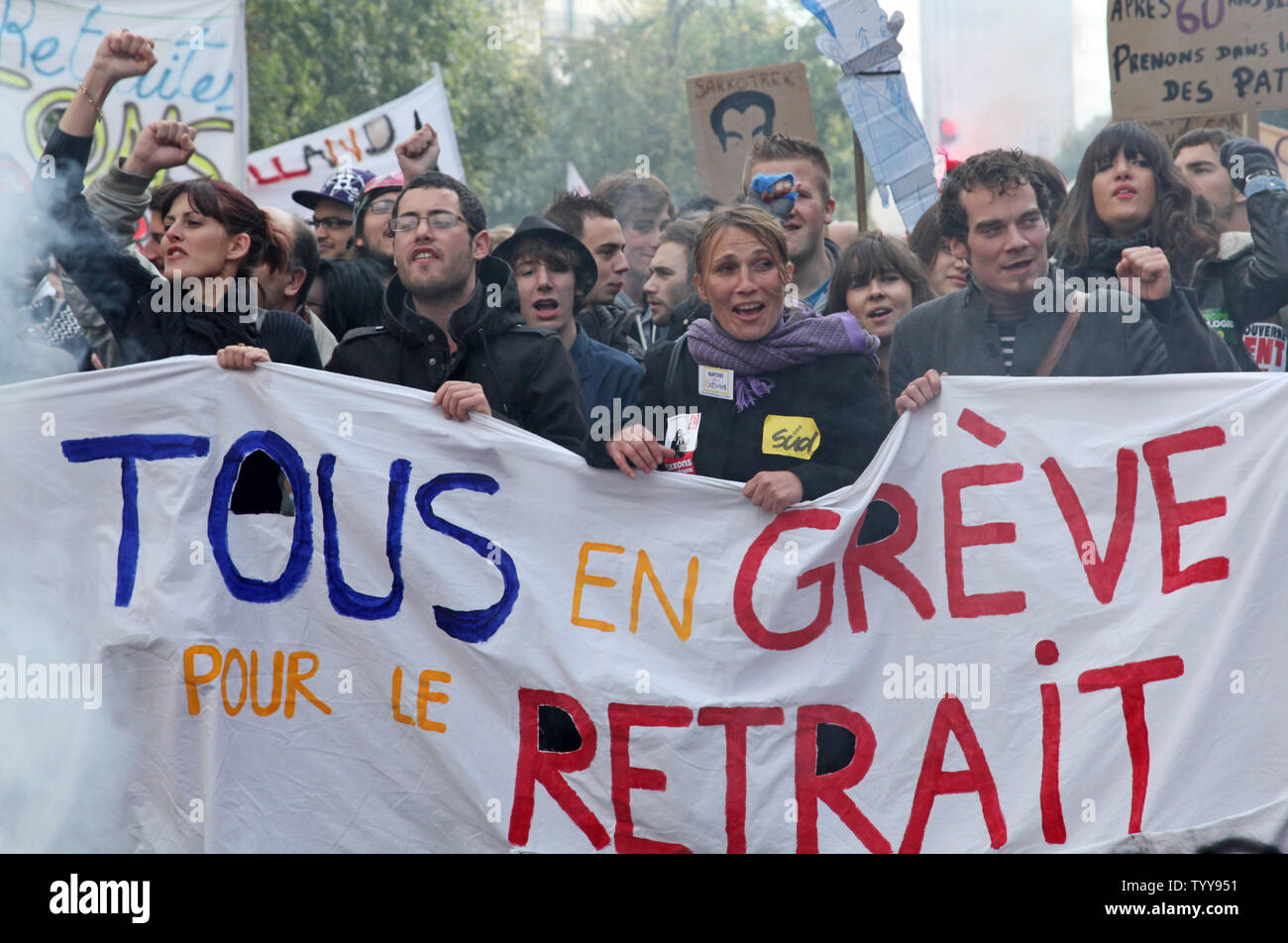 Students demonstration france 2010 hi-res stock photography and images ...