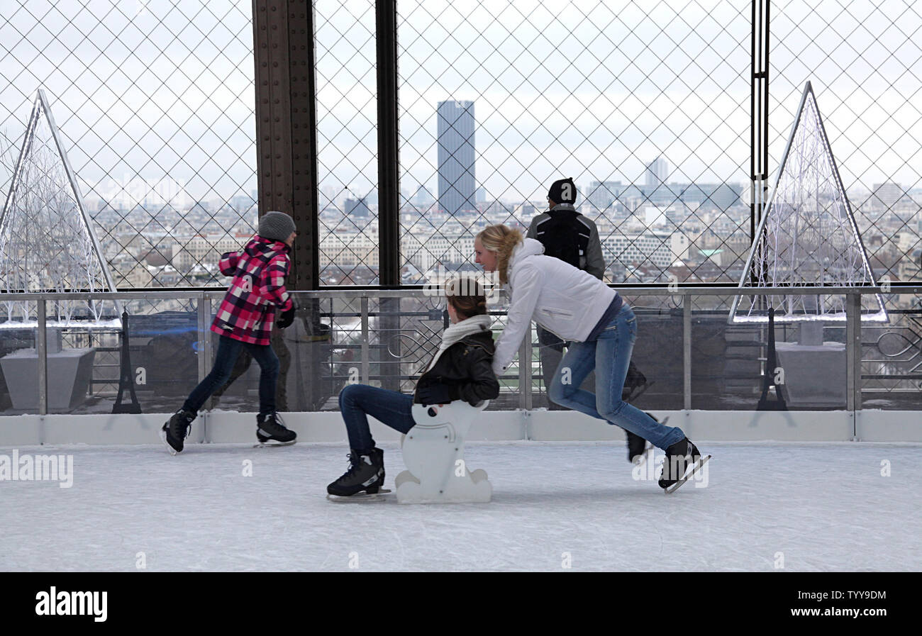 Paris eiffel tower ice rink hi-res stock photography and images - Alamy