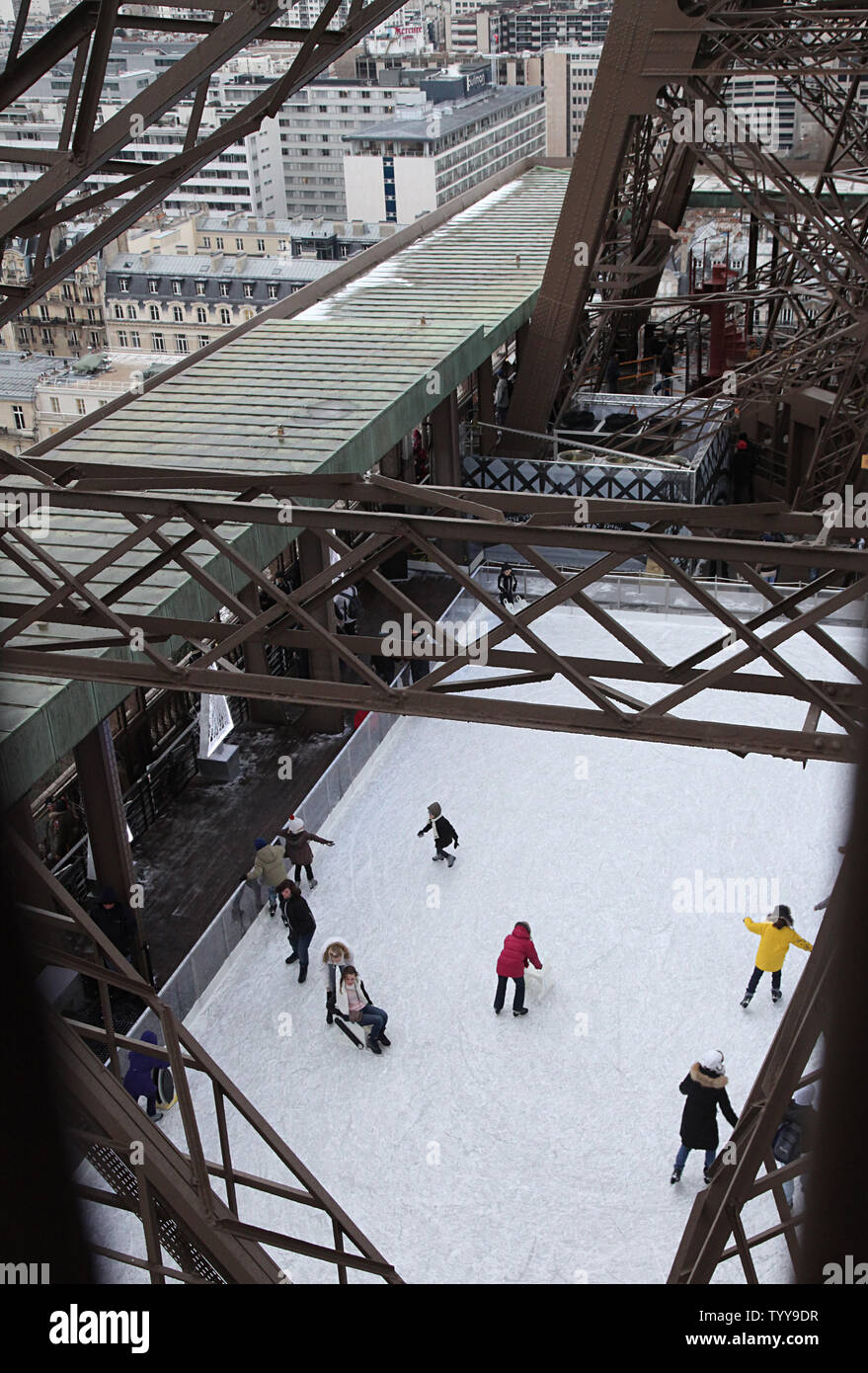 Eiffel tower paris ice skate hi-res stock photography and images - Alamy