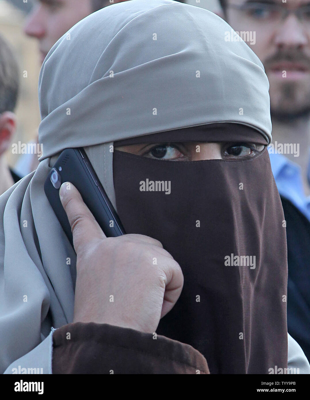 Full face burqa hi-res stock photography and images - Alamy