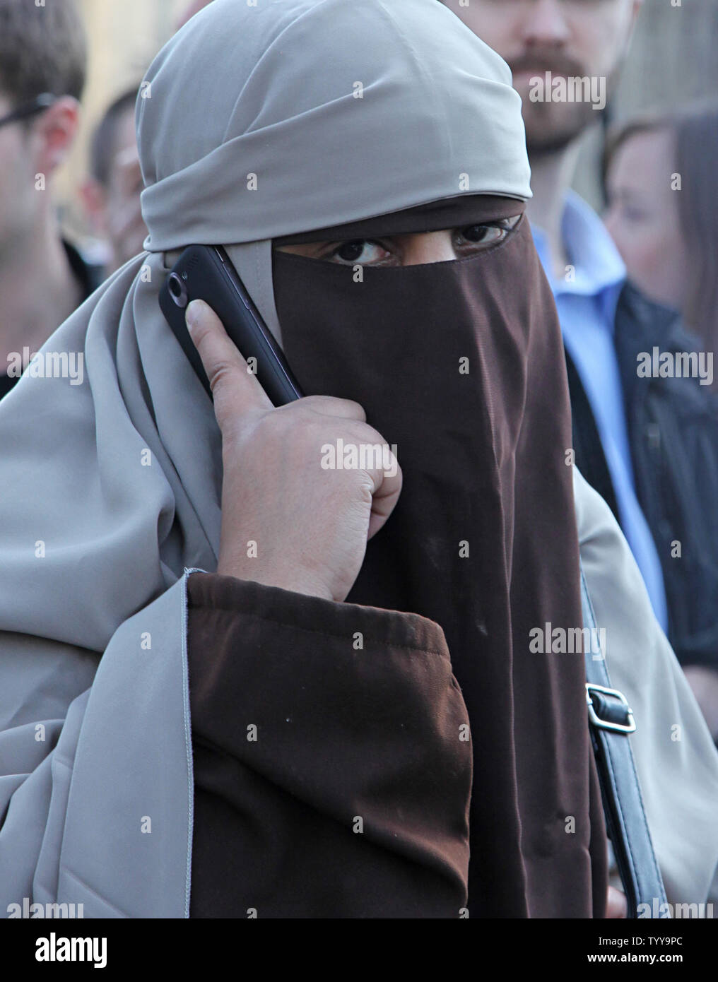 Full face burqa hi-res stock photography and images - Alamy