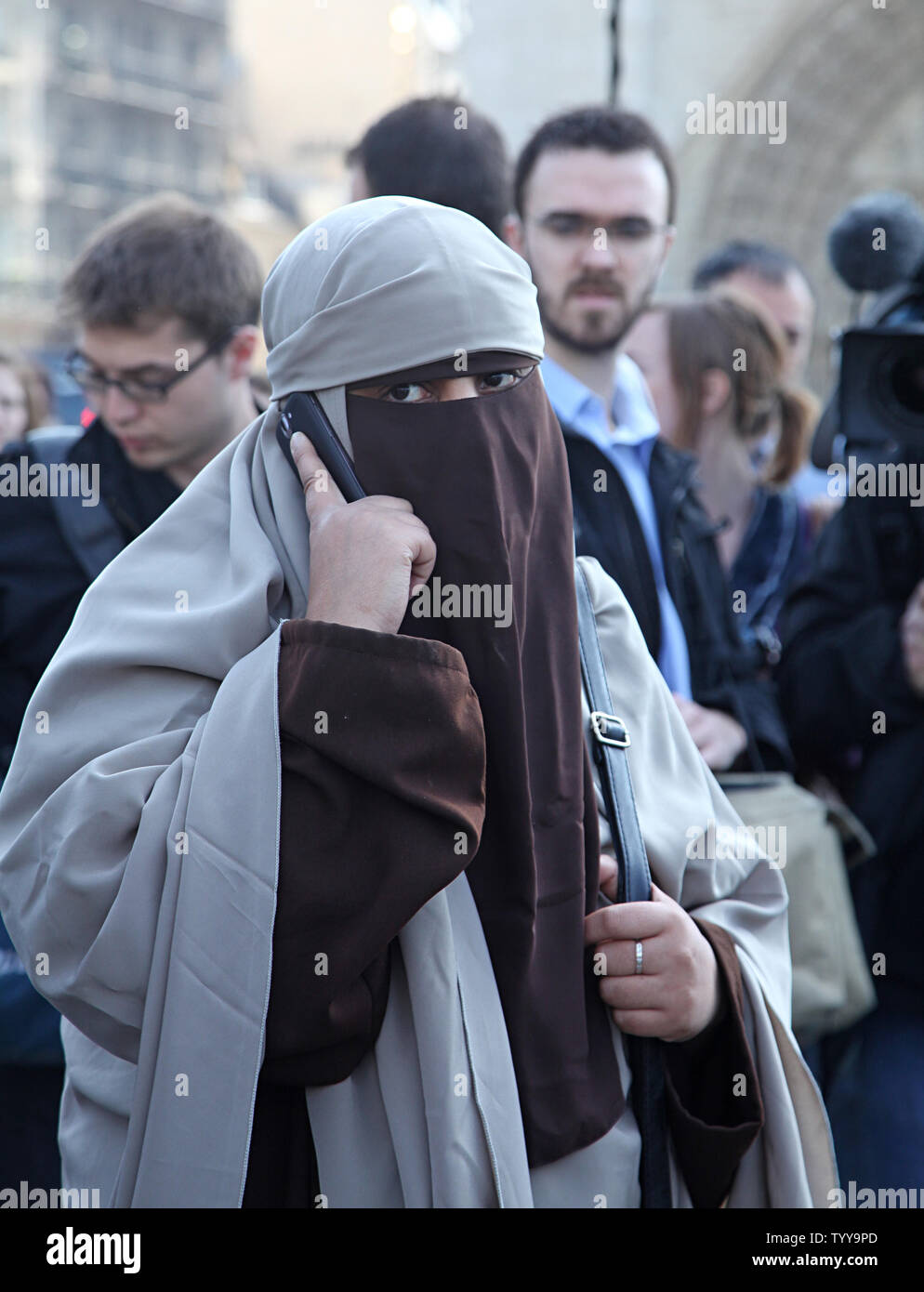 Full face burqa hi-res stock photography and images - Alamy