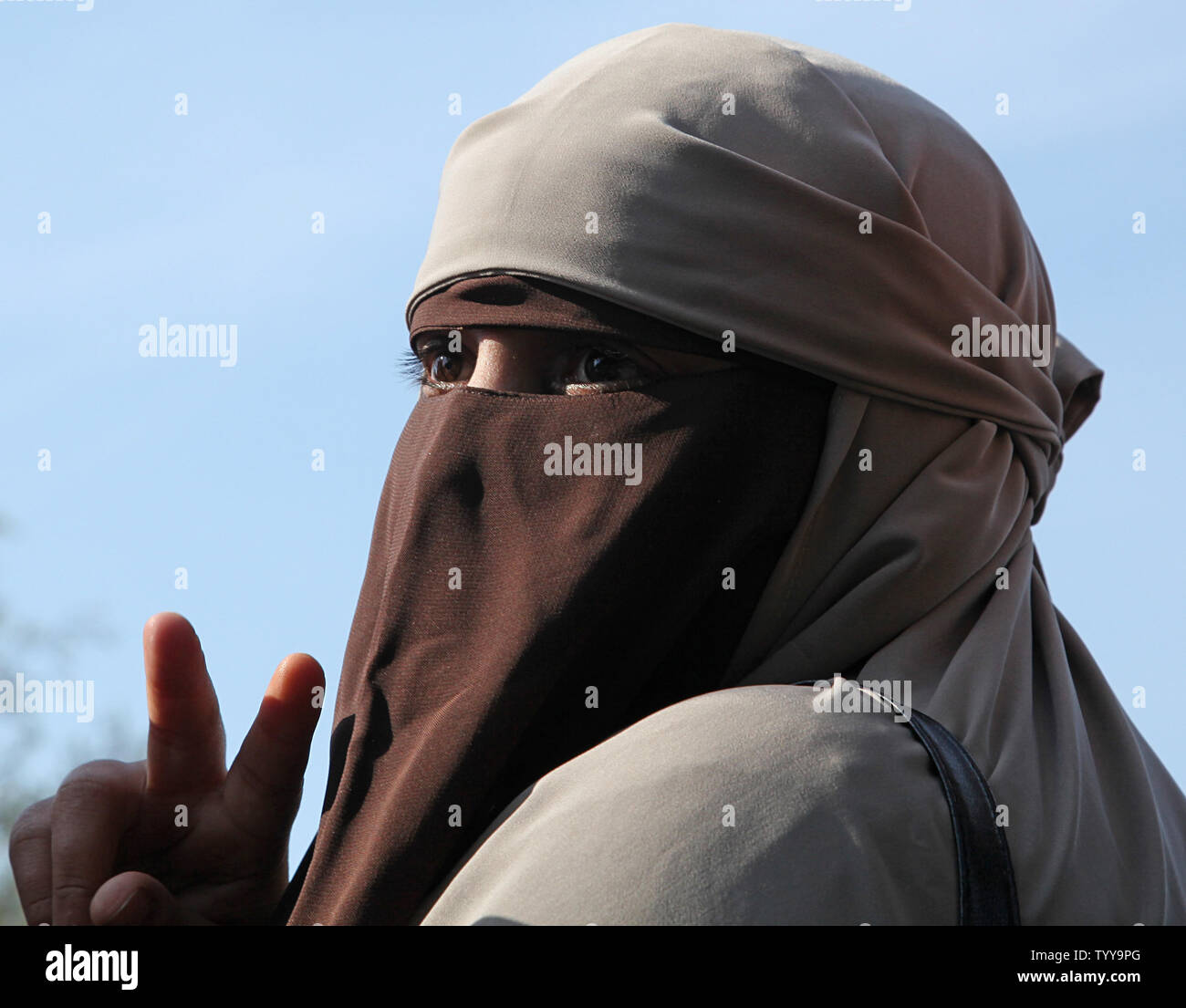 Full face burqa hi-res stock photography and images - Alamy