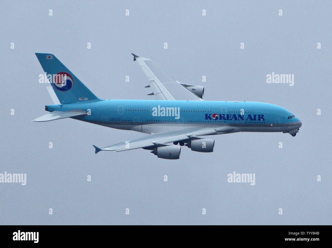 Le superjumbo airbus a380 hi-res stock photography and images - Alamy